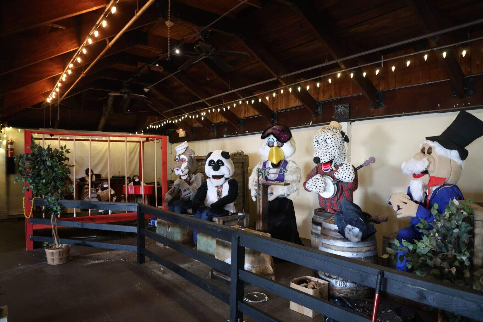 Wonderland Pier’s ‘Man & Dog’ Animatronics Show moves to Promenade Food ...